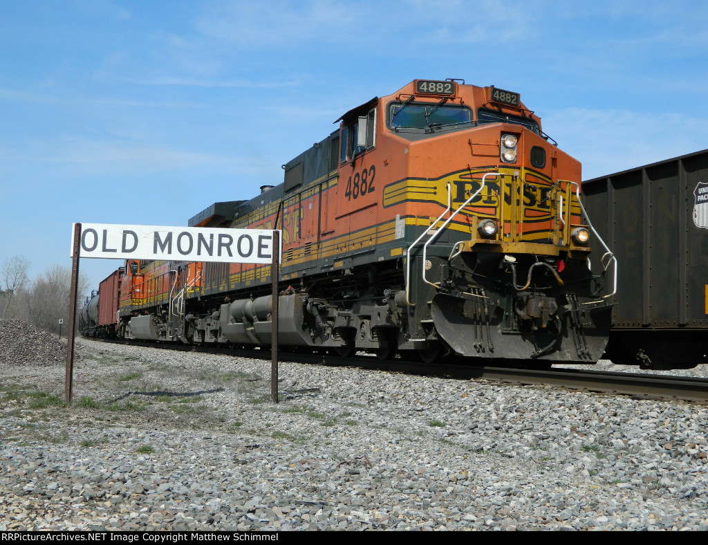 BNSF 4882 Through Old Monroe
